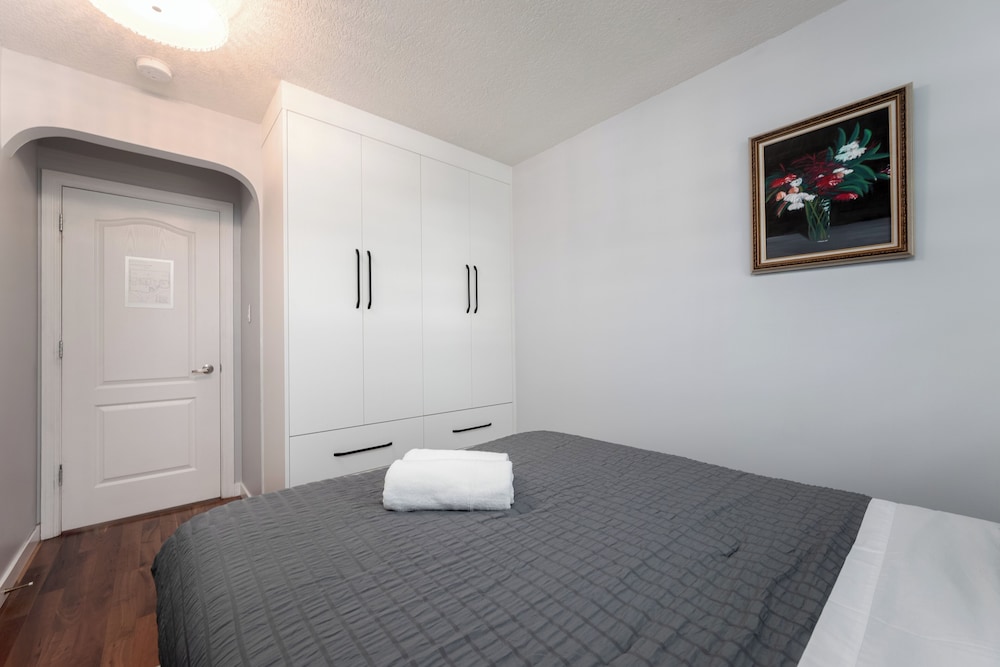 K@home 5 Br+4 Bah 2700 Sqft Bungalow, King Bed, Uoc, Lrt - Calgary