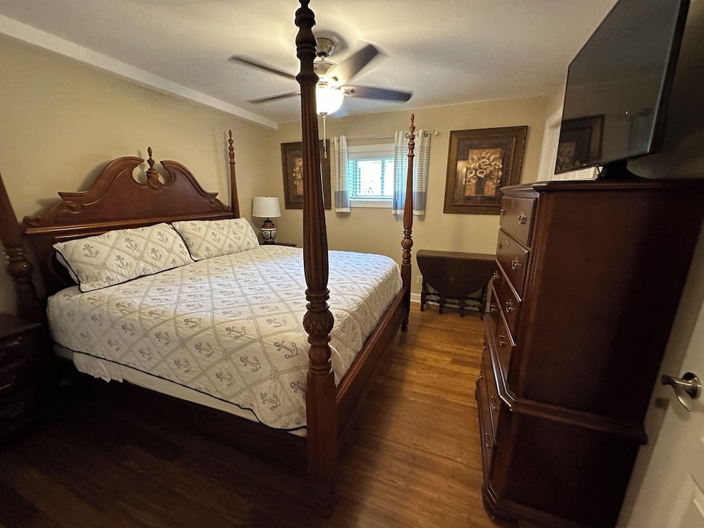 Lake Norman Lake Front Retreat - Lower Unit, Pet Friendly. - Mooresville, NC