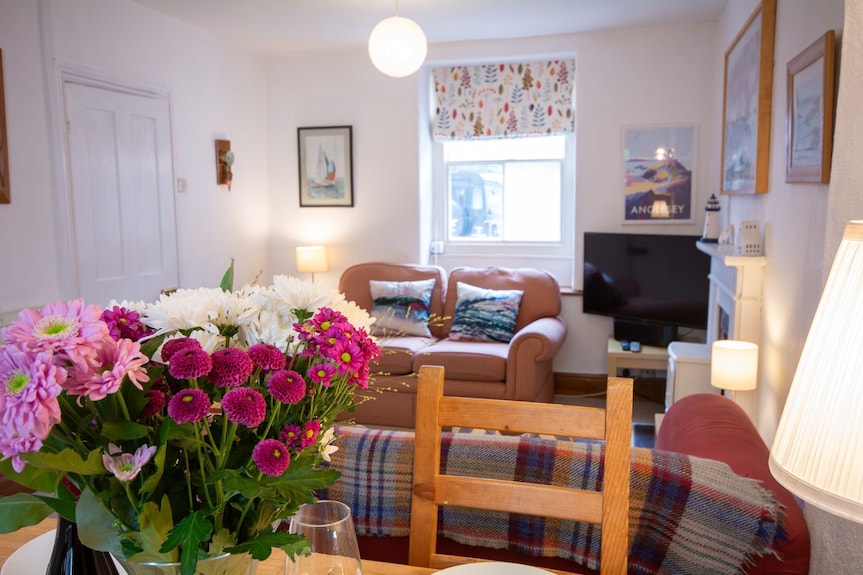 26 Rosemary Lane - Sleeps 5 Guests In 3 Bedrooms - Anglesey