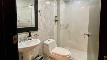 Chuveiro, toalhas de banho, sabonete, shampoo
