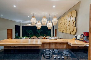 Villa Básica | Cozinha privada | Um frigorífico, um micro-ondas, uma placa de cozinha 