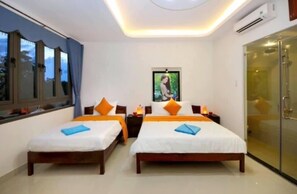 Quarto Triplo Familiar | Roupa de alta qualidade, secretária, quartos insonorizados