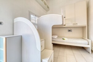 Apartamento Familiar, vários quartos, 2 casas de banho (Sea Stone - 100m From The Sea) | 2 quartos, roupa de cama fornecida 