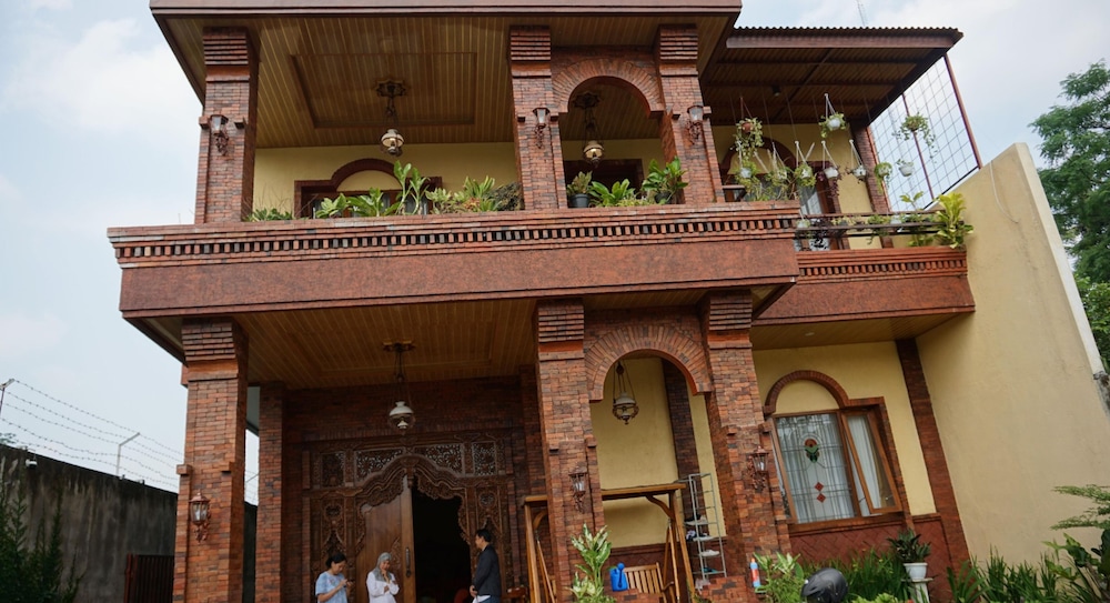 Oyo 94147 Anasya Homestay - Jember