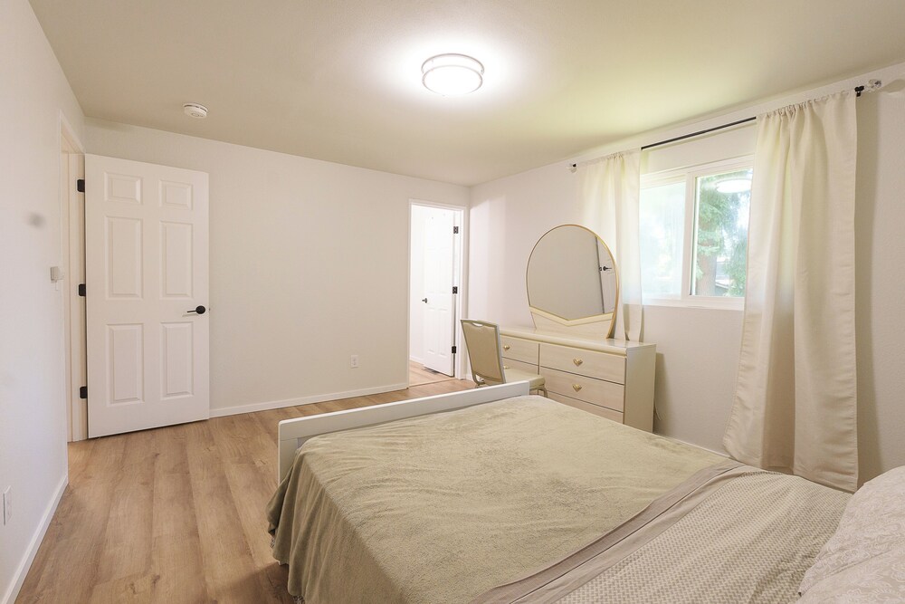 Utopia Luxury Stay - Everett - Martha Lake | Stayz