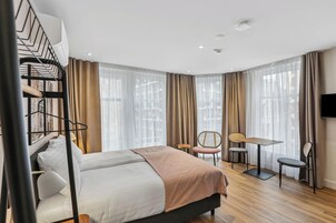 Suite | 1 quarto, com decoração personalizada, com mobília individualizada 