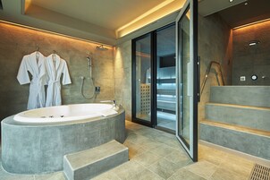 Quarto Premium, não fumadores, sauna (Bunk Suite) | Casa de banho | Artigos de higiene pessoal grátis, um secador de cabelo, chinelos