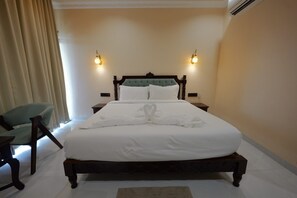 Maharaja Suite | Cofre no quarto, secretária 