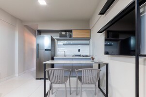 Geladeira, micro-ondas, talheres/pratos/utensílios de cozinha