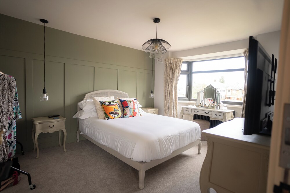 The Moat House - Ideal for NEC, HS2, Solihull & Birmingham City Centre ...