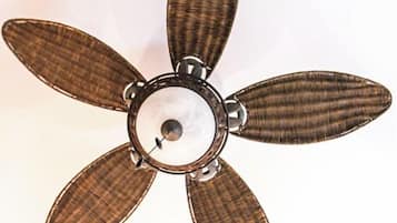Um ventilador de teto com cinco pás.