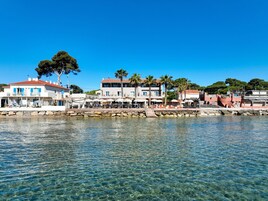 Uma praia privada, praia de areia branca, espreguiçadeiras 