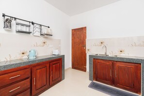 Villa Familiar, 3 quartos, vista para o jardim (Second Floor) | Cozinha privada | Uma chaleira elétrica, mesas de jantar