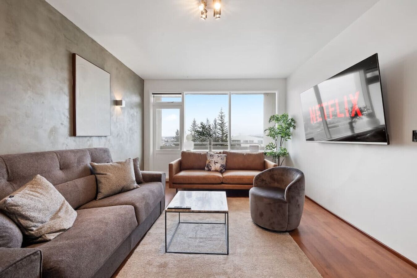 Icelands Biggest Mall, 8 Minute Walk. Free Parking - Reykjavík