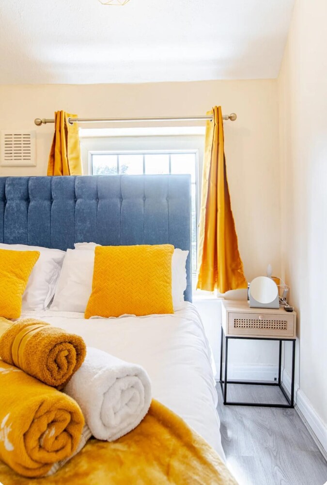 Spacious 3-bedrooms 2 bathrooms house. Sleeps 6-8 people with WiFi ...