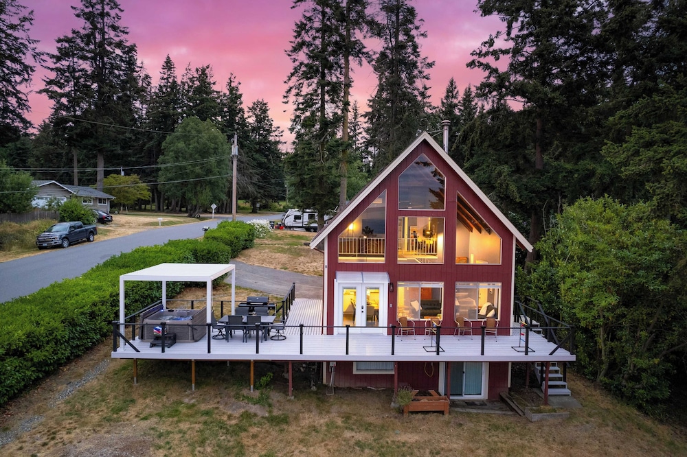 Polnell Point Lookout By Avantstay Water Views, Hot Tub, Large Patio - San Juan Islands, WA