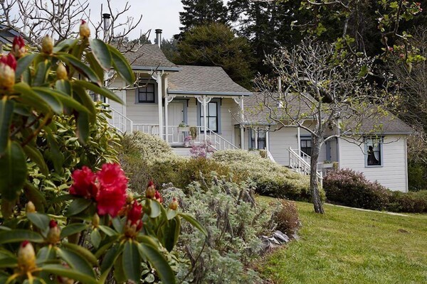 Dennen's Victorian Farmhouse - Mendocino, CA