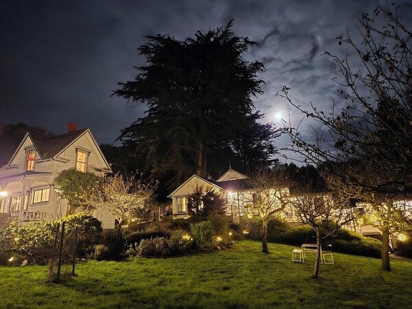 Dennen's Victorian Farmhouse - Mendocino, CA
