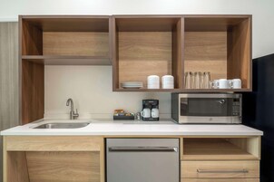 Suite-Estúdio, 1 cama king-size, acessível, banheira | Cozinha privada | Uma cafeteira/bule 