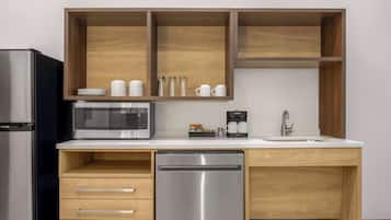 Suíte, 1 cama King, acessível (Roll-In Shower) | Cozinha privada | Cafeteira/chaleira