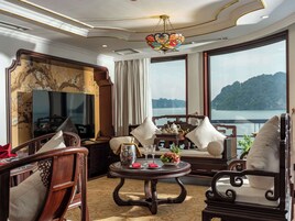 Quarto casal presidencial, sacada, vista para o oceano | Área de estar | TV de tela plana 30 polegadas com canais a cabo, TV, DVD player