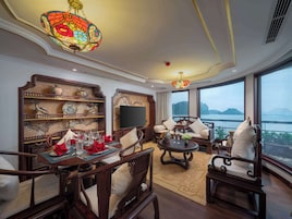 Quarto casal presidencial, sacada, vista para o oceano | Opções para refeição no quarto