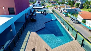 Piscina interna, 2 piscinas externas