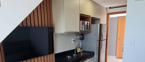 Duplex conforto, vista para a lagoa | Área de estar | TV de tela plana