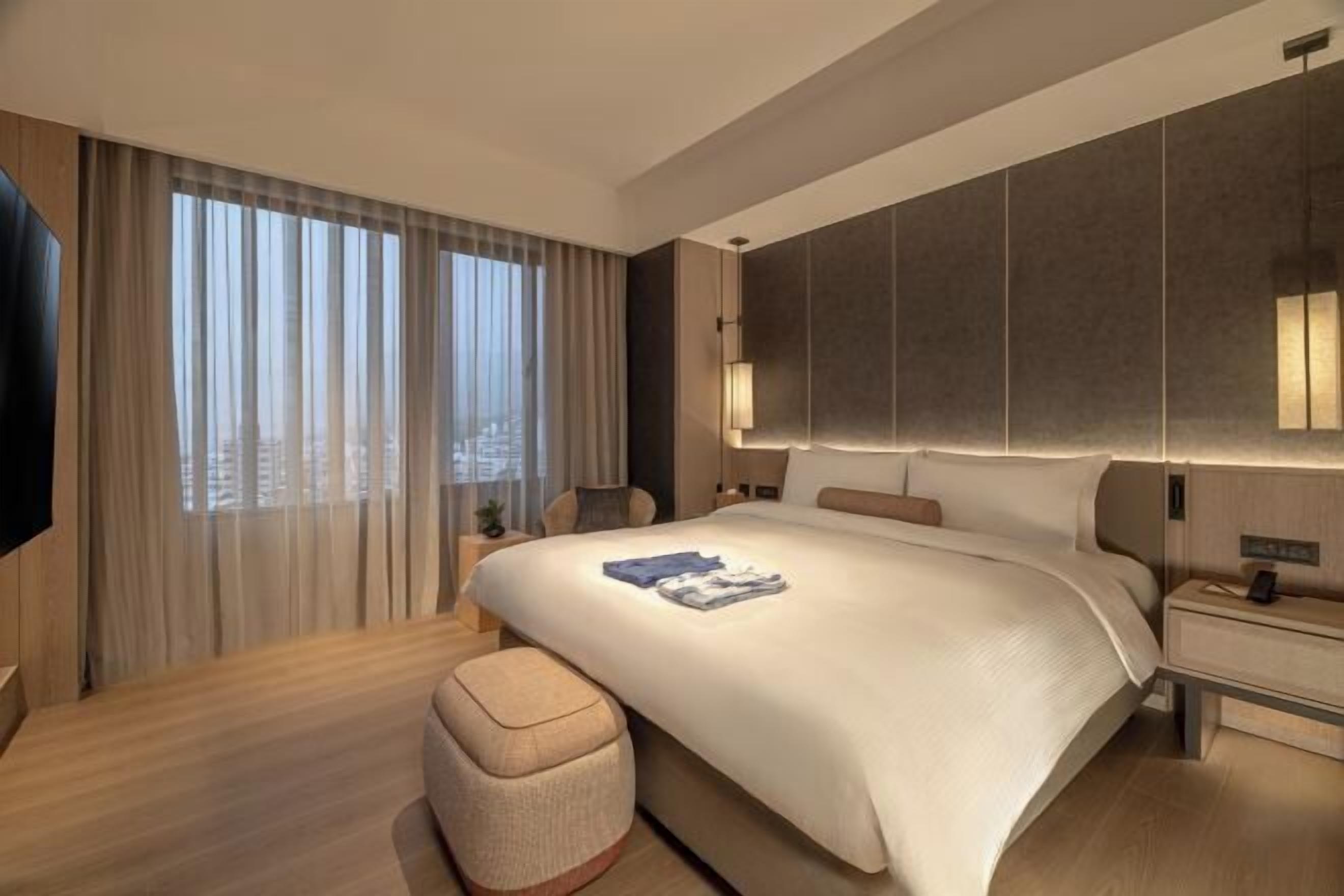 Edredons de pluma, frigobar (abastecido com itens grátis)