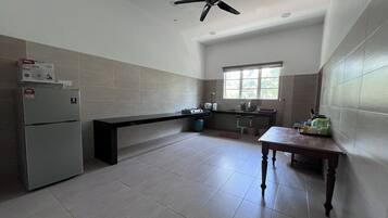 Vila | Cozinha americana privada | Frigobar, chaleira elétrica