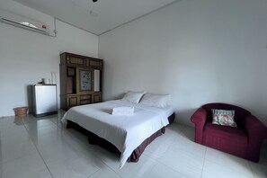 Quarto Deluxe | Secretária, cortinas/cortinados opacos, ferro/tábua de engomar