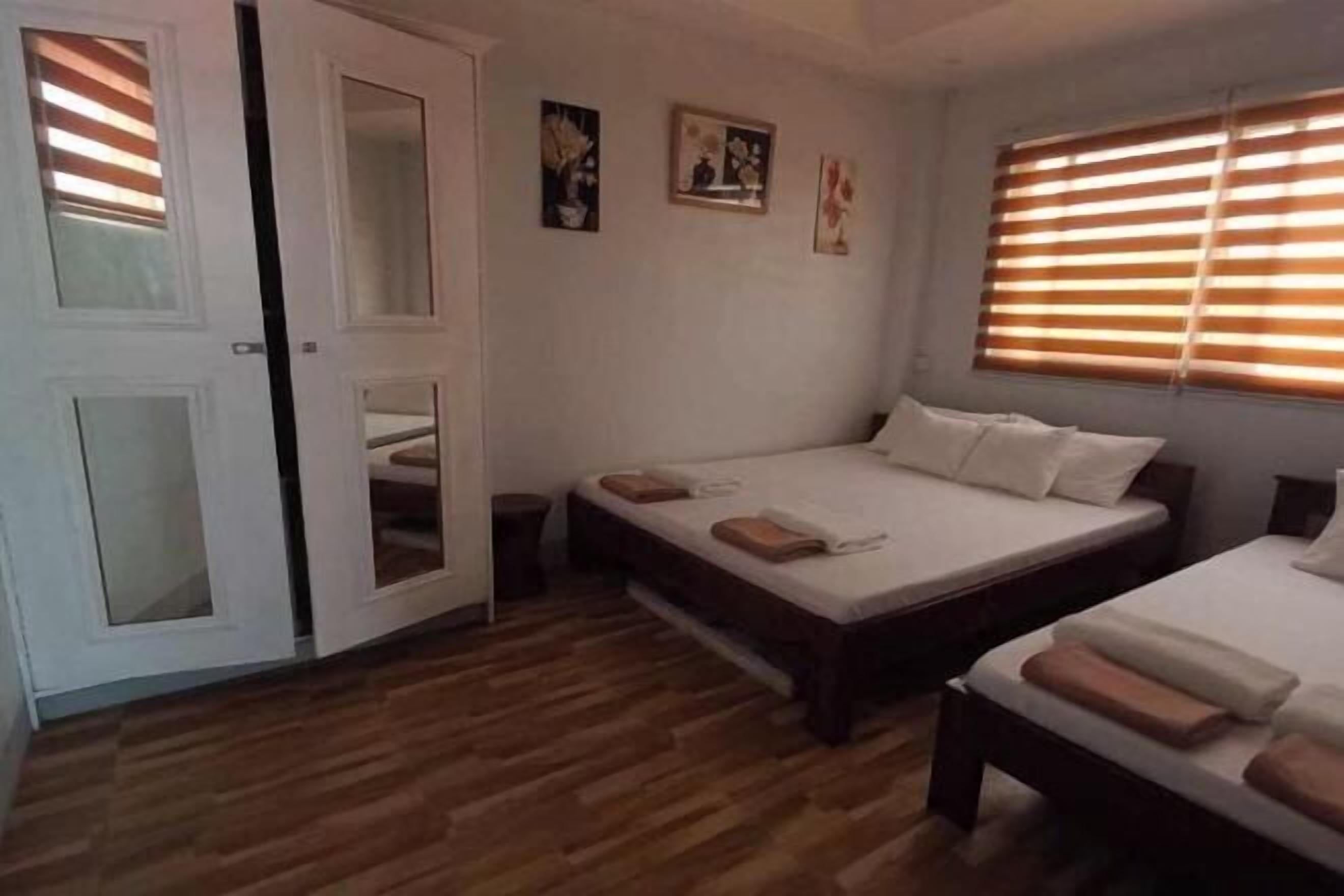 Secretária, quartos insonorizados, Wi-fi grátis 