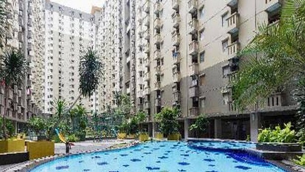 Piscina rodeada por edifícios residenciais altos.