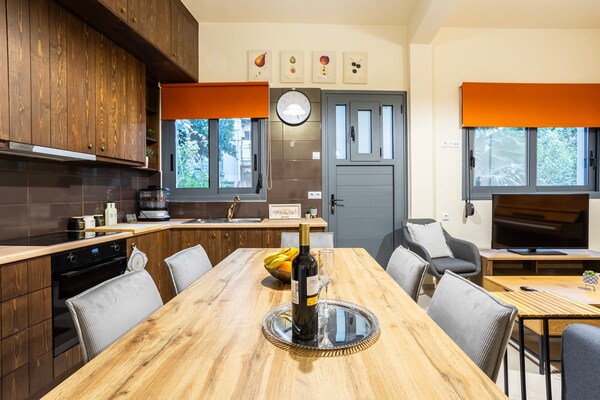 Jeannette S Seaside Getaway - Kalamata Urban Gem - Kalamáta