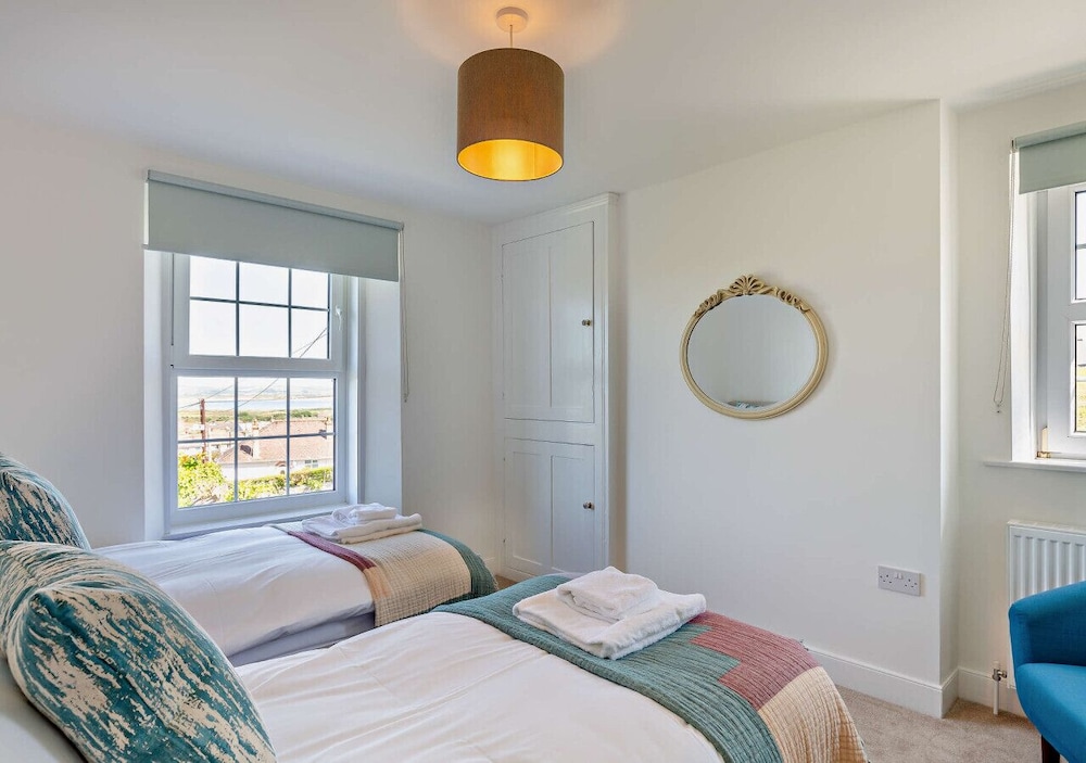 Hillside - Northam - Three Bedroom House, Sleeps 6 - Westward Ho!