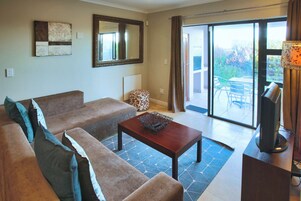 Apartamento Comfort, vista para o jardim | Sala de estar | TV de ecrã plano 