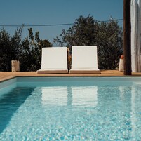 Piscina externa, espreguiçadeiras