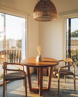 Casa de Campo Superior, 1 quarto, piscina privativa, junto à praia | Sala de estar | Televisor, lareira, livros 