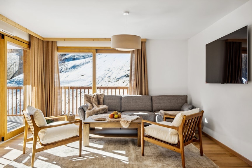 Luxury 3 Bedroom Apartment With Jacuzzi Rahas B Grimentz - By Mrs Miggins - Grimentz