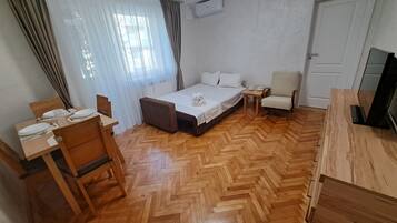 Apartamento Comfort, 2 quartos, cozinha, vista para o jardim | Sala de jantar