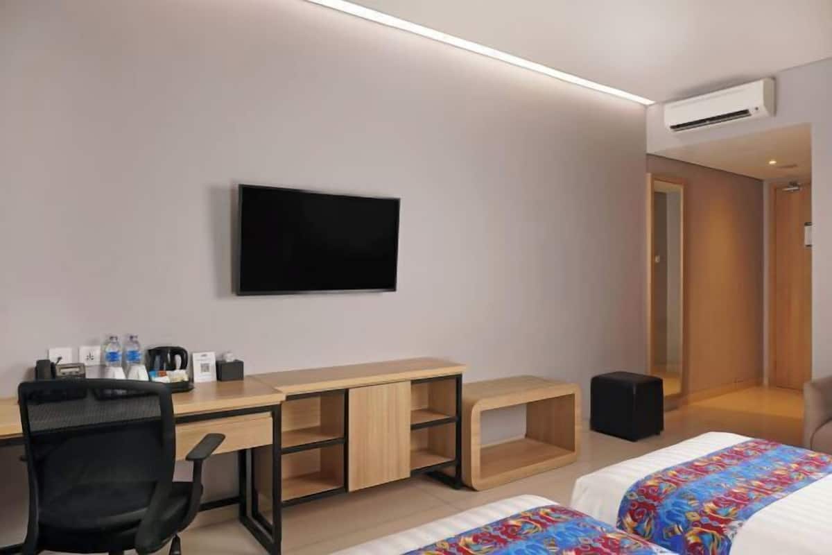 1 quarto, secretária, camas desdobráveis