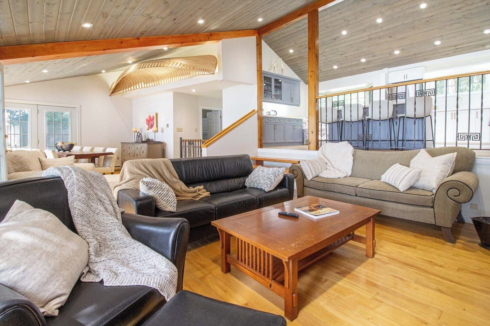 Three Paddles - Three Bedroom Cottage, Sleeps 6 - Kawartha Lakes