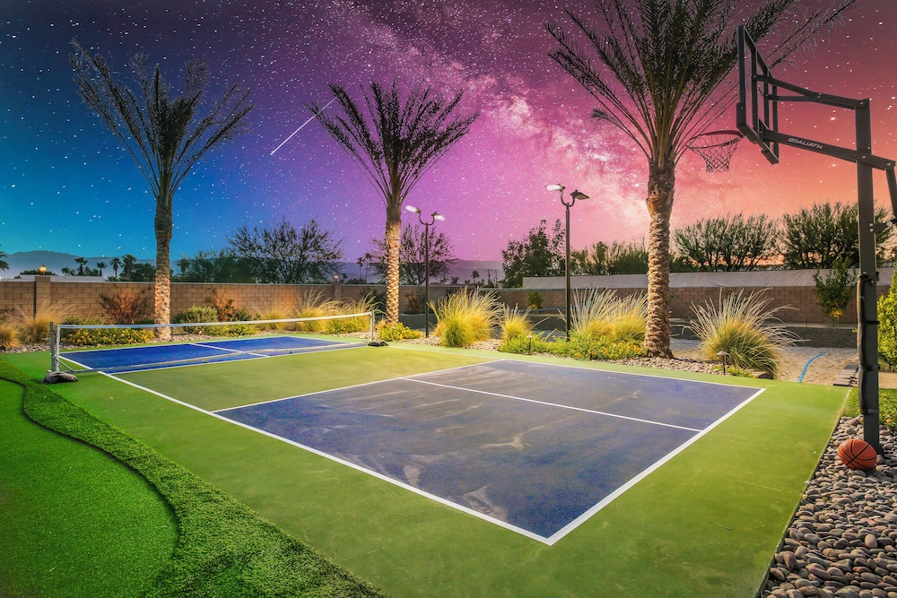 Palm Villa- Luxury 7 Bed, Pickleball, Volleyball, Golf - Palm Desert, CA