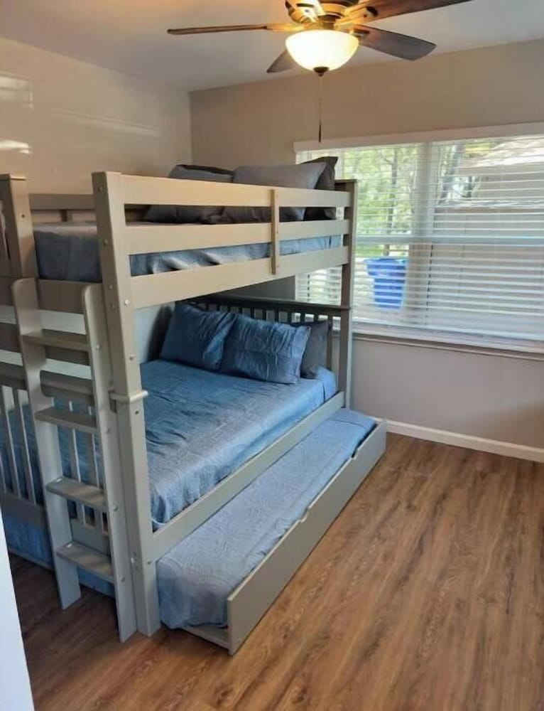 Peaceful🏘️hillcrest Forest Retreat With King🛌 And Spacious Kitchen, 🦮Friendly - キャニオン・レイク, TX