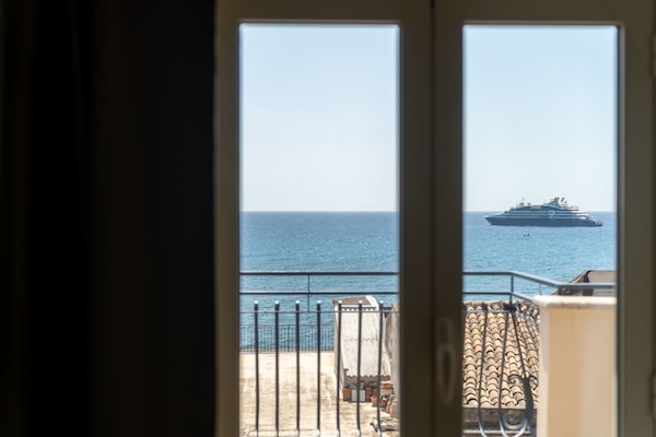 Quarto quádruplo panorâmico, banheiro privativo, vista para o mar | Vista para a água
