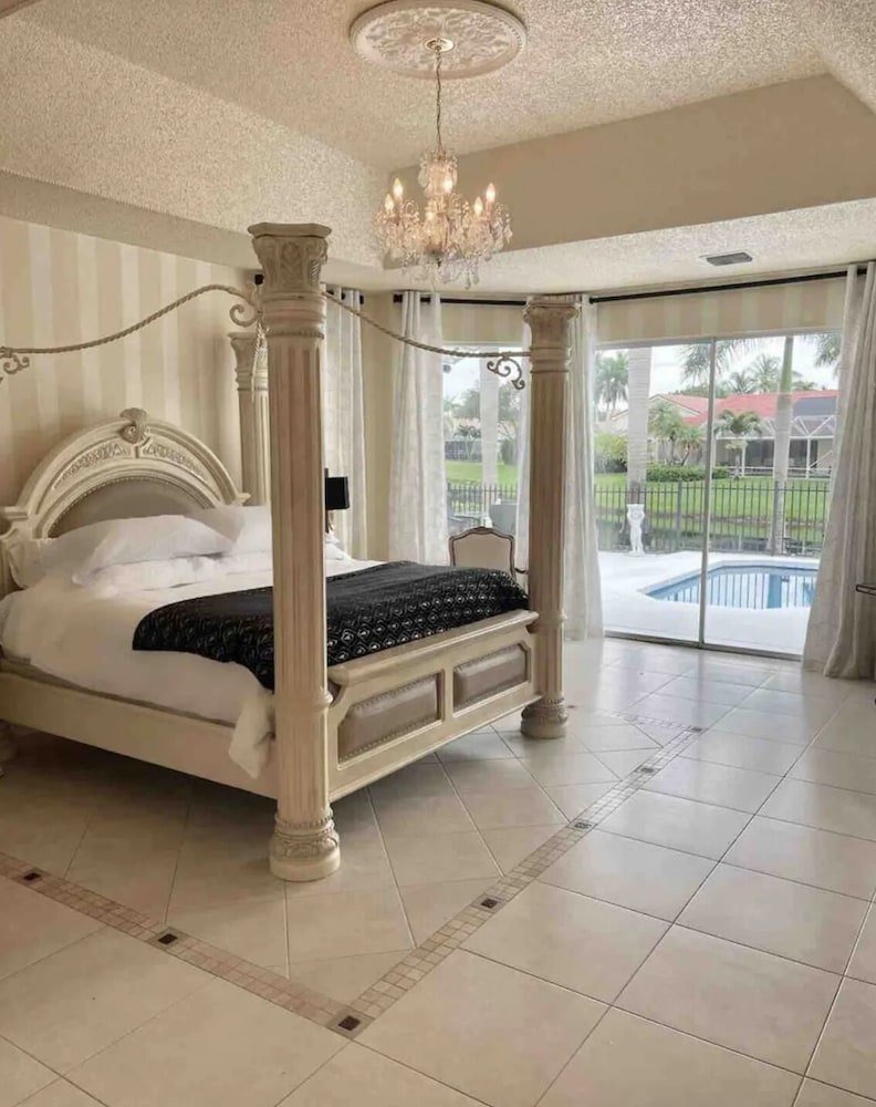 Elegant Home Private Pool Private Patio Bar With Tv On Lake - Coral Springs, FL