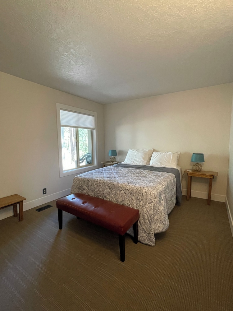 Charming and fully remodeled 2024 3-bedroom house with WiFi and AC in ...