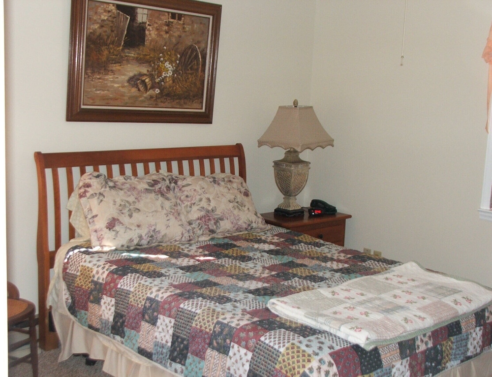 Charming 2-bedroom Mountain Chalet  In Fabulous Blue Ridge Mountains - Roan Mountain, TN