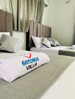 Quarto standard, vista para o lago | Quartos à prova de som, ferros/tábuas de passar roupa, Wi-Fi de cortesia