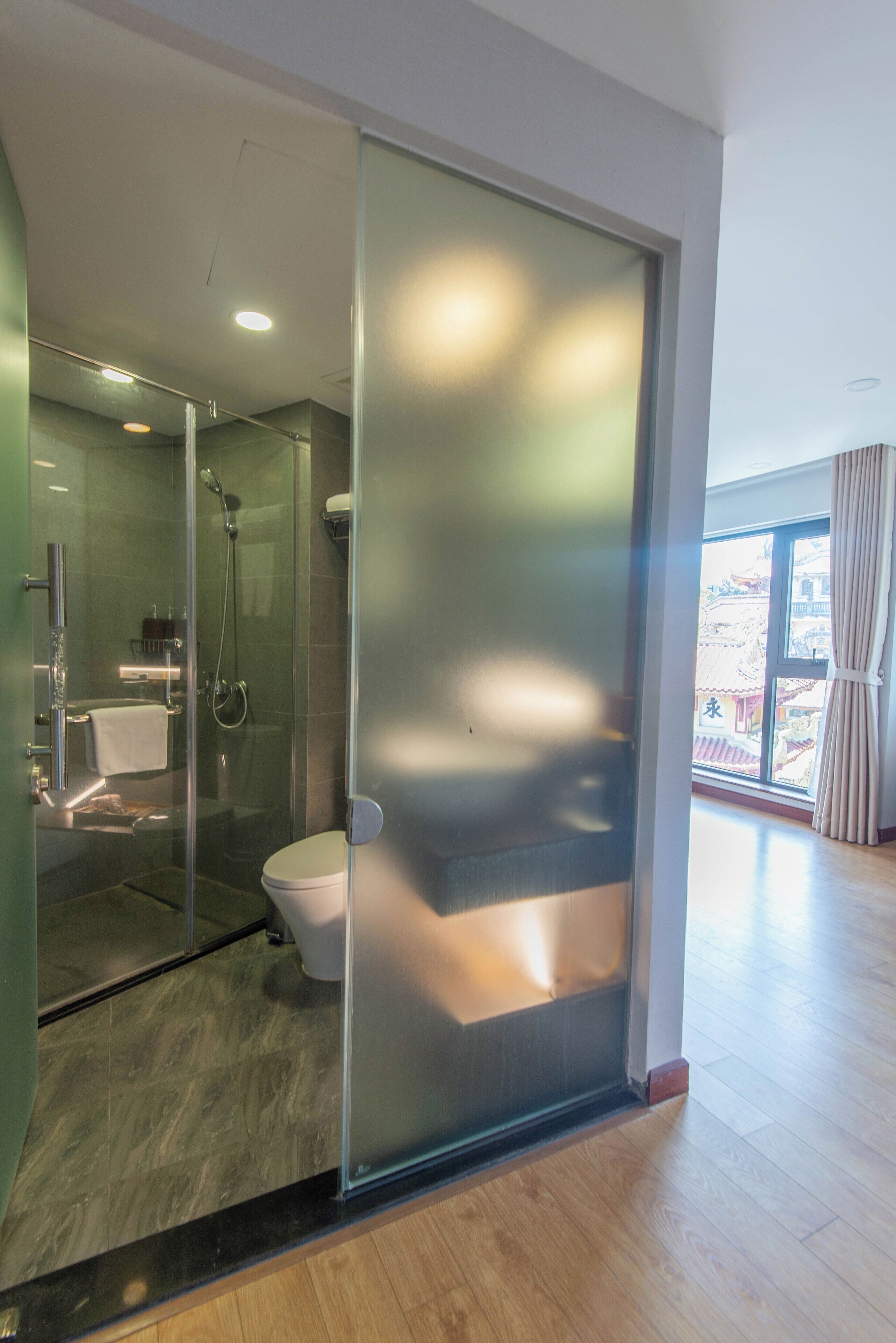 Chuveiro, secador de cabelo, roupões de banho, chinelos